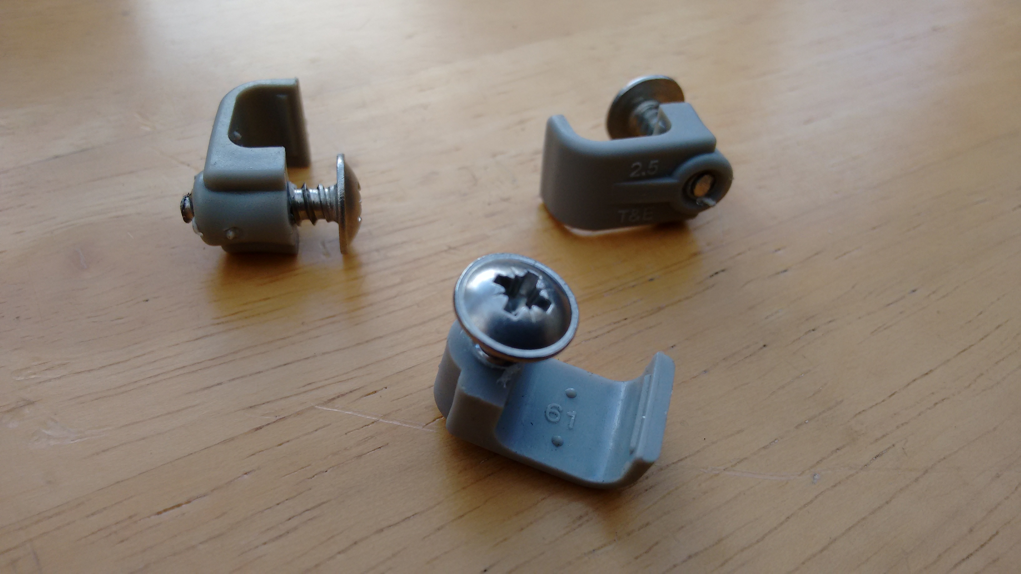 Delightful radiator clips in place of 347668 – Series 3 Land Rover ...